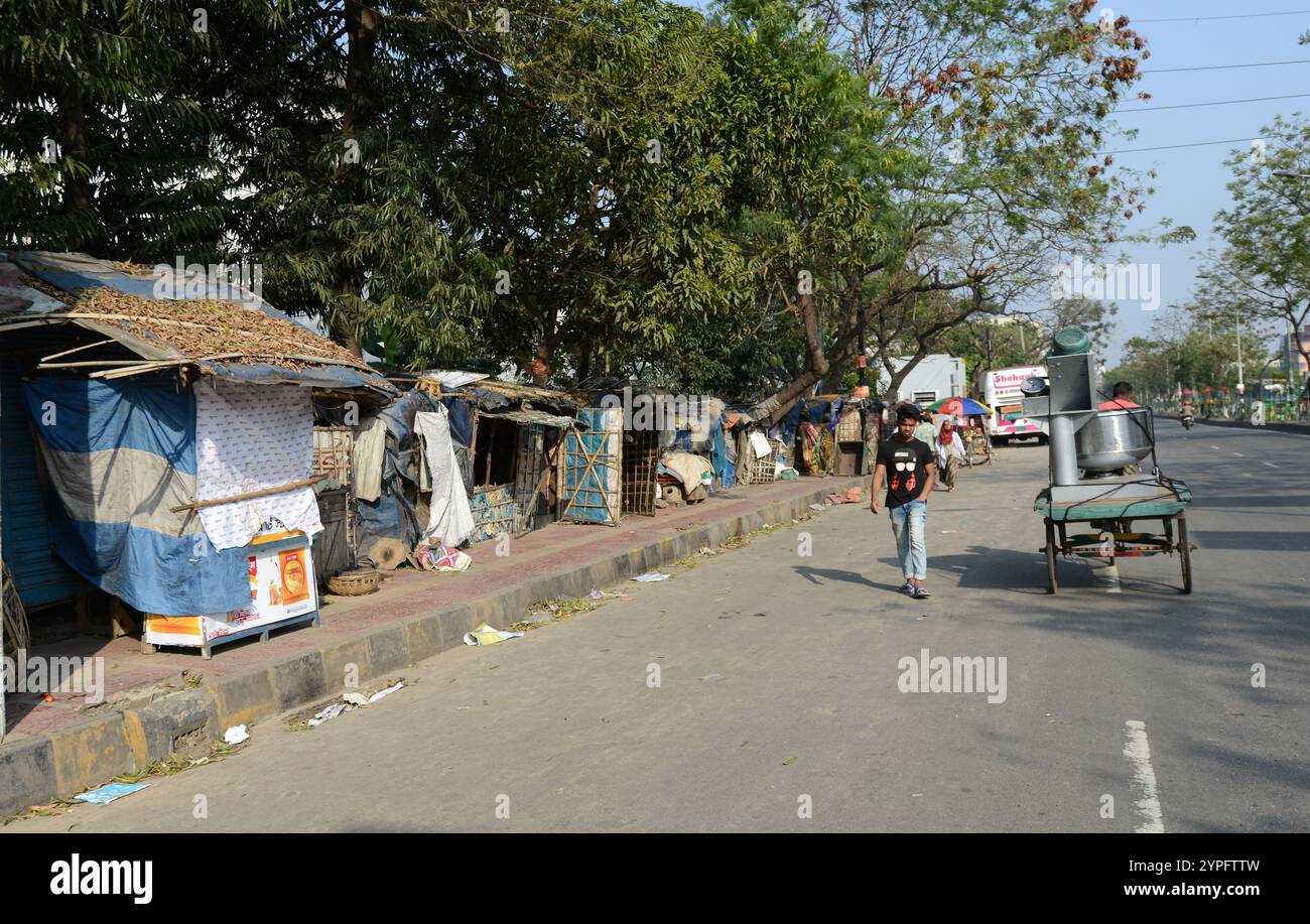 A roadside slum in Dhaka, Bangladesh Stock Photo - Alamy