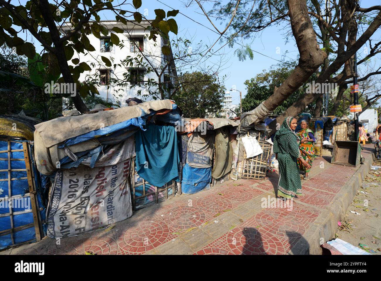 A roadside slum in Dhaka, Bangladesh Stock Photo - Alamy