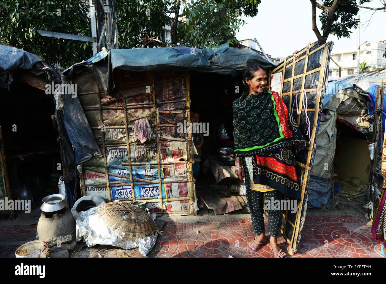 A roadside slum in Dhaka, Bangladesh Stock Photo - Alamy