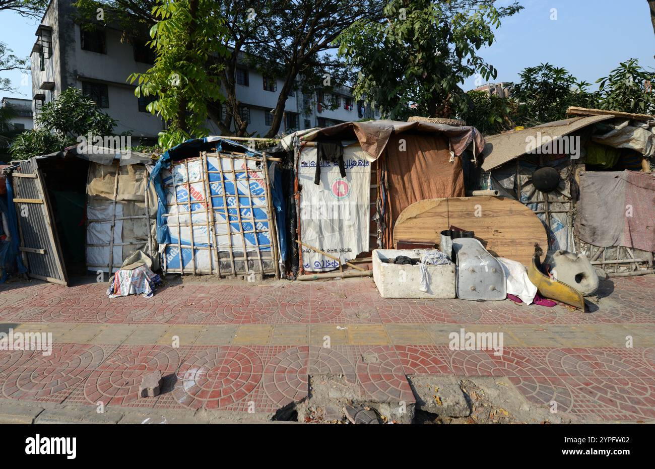 A roadside slum in Dhaka, Bangladesh Stock Photo - Alamy