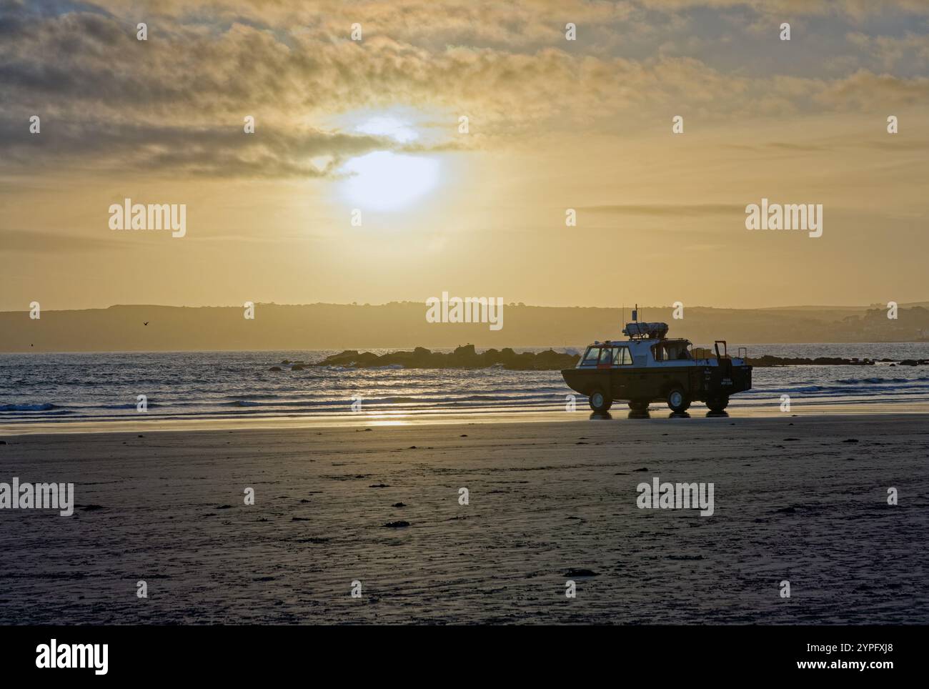 Amphibious boat ferry hi-res stock photography and images - Alamy
