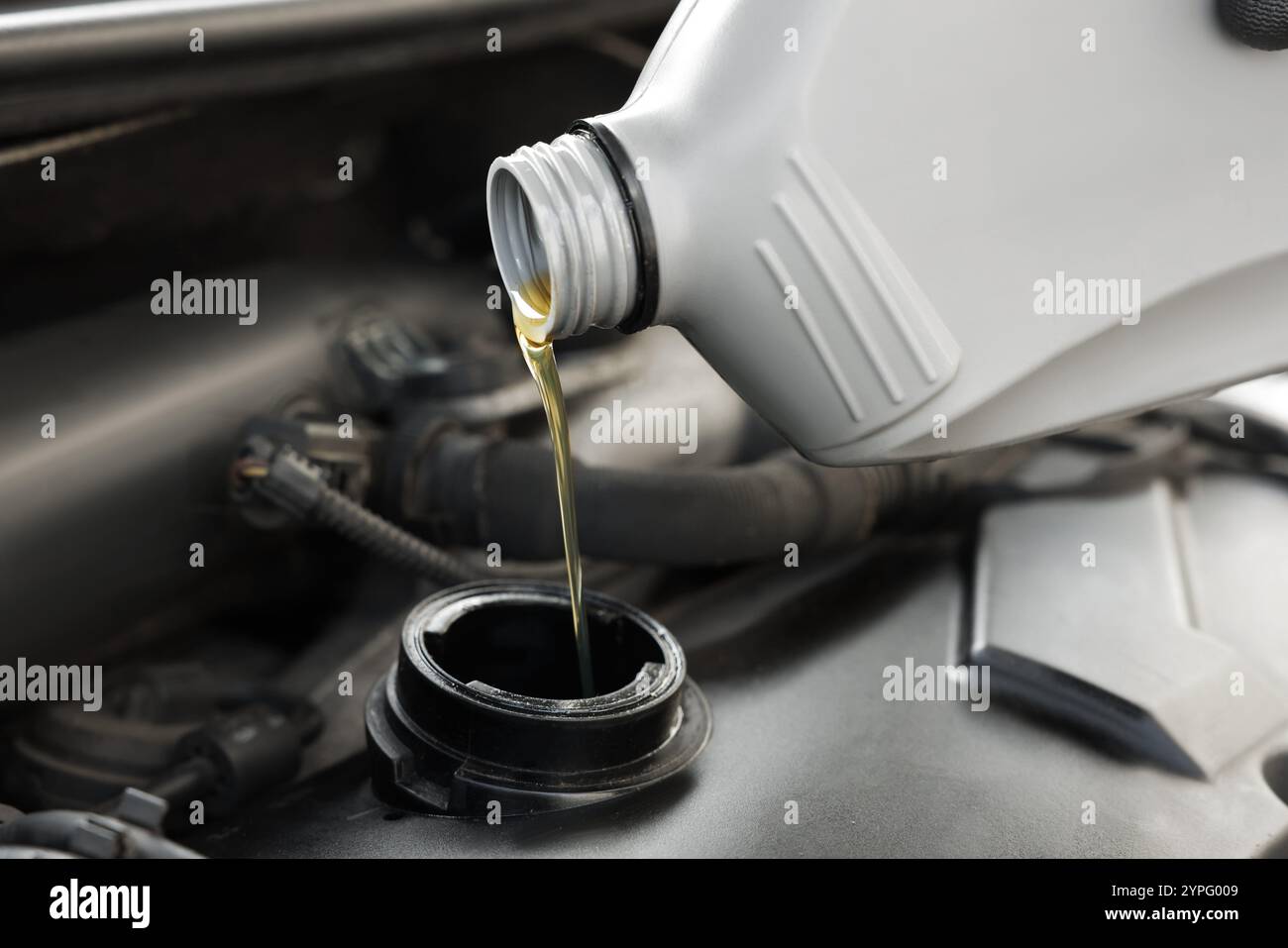 Pouring motor oil car engine hi-res stock photography and images - Alamy