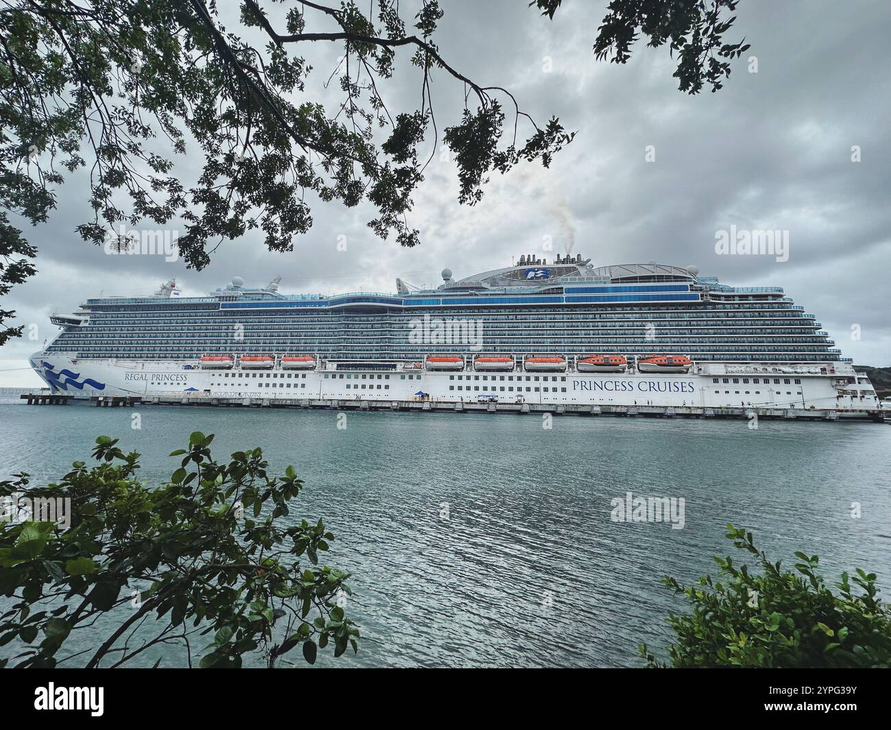 Regal Princess cruise ship, Mahogany Bay, Roatan, Bay Islands, Honduras ...
