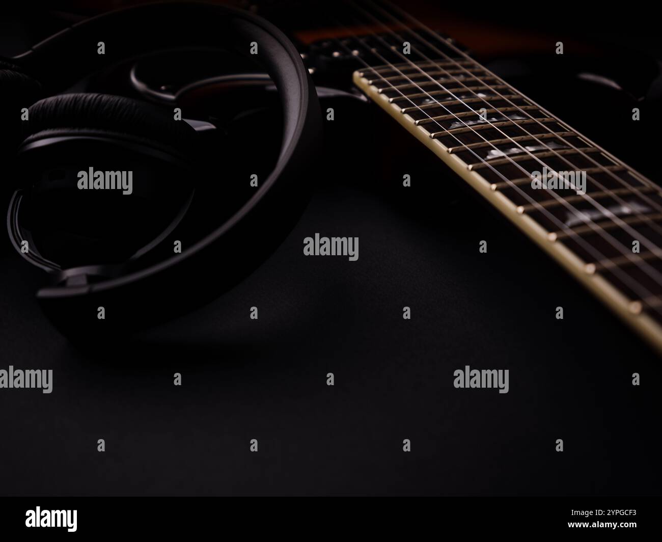 Fretboard of modern electric guitar. Close up Stock Photo - Alamy