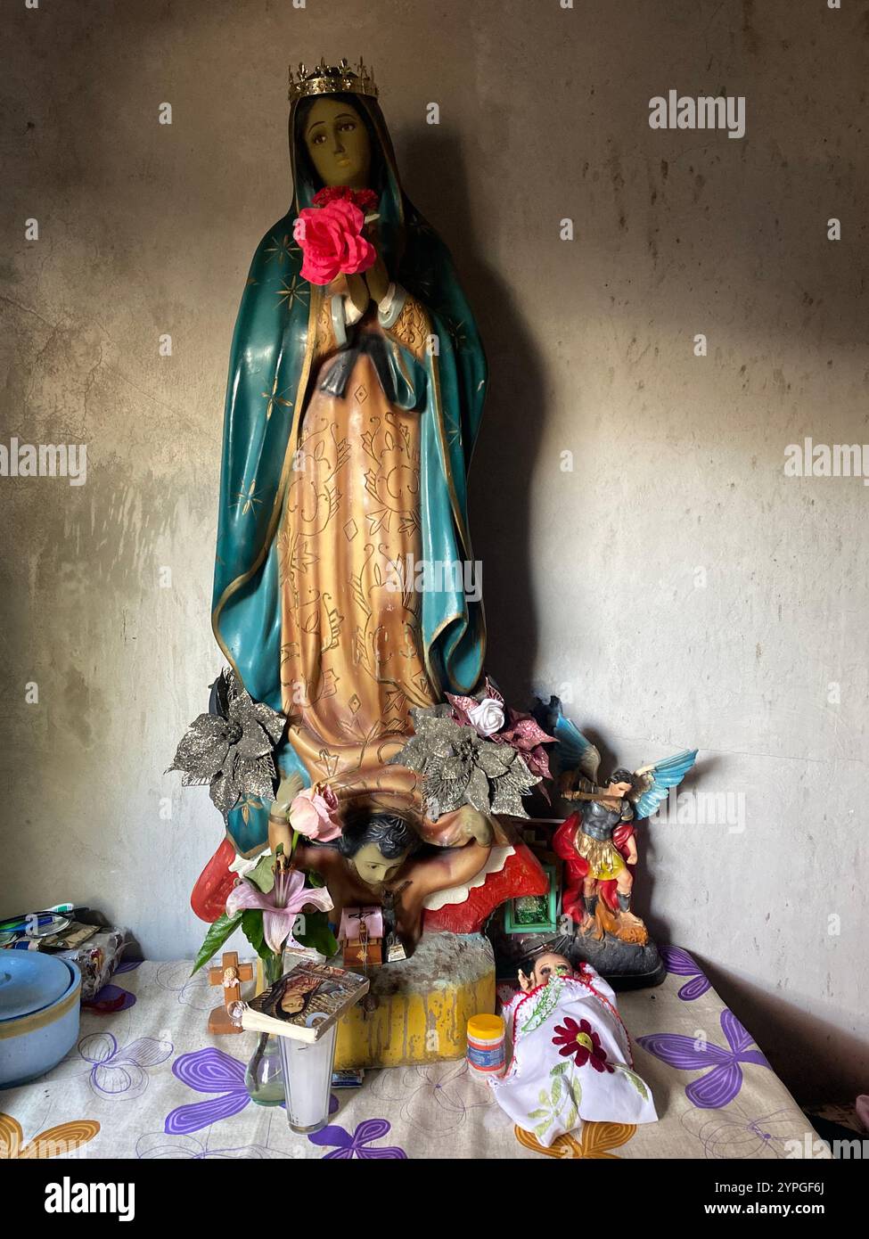 Altar catolicismo hi-res stock photography and images - Alamy