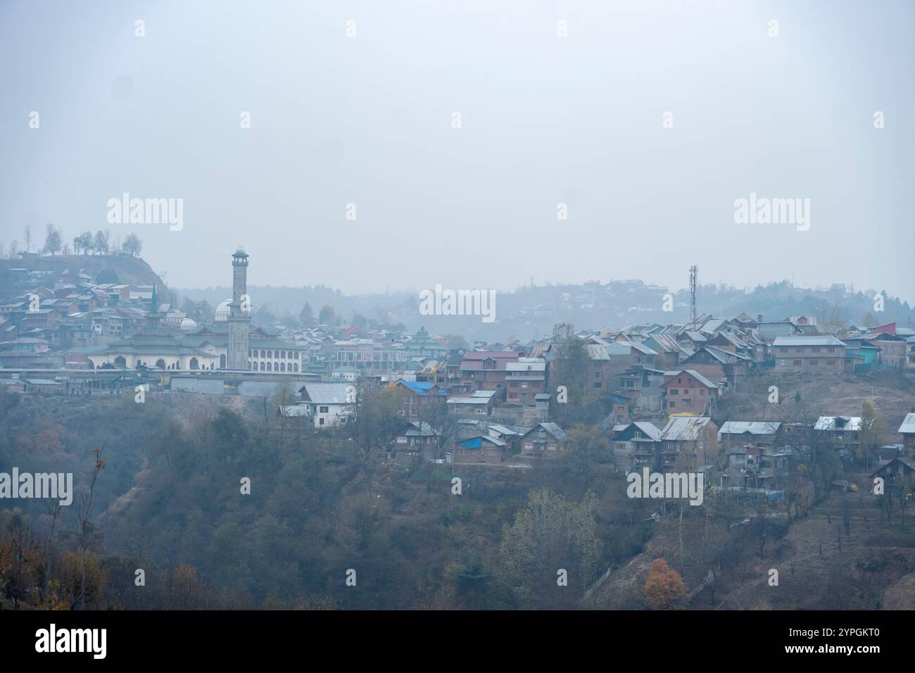 Budgam, India. 30th Nov 2024. A view of Charar-i-Sharief town in Budgam ...