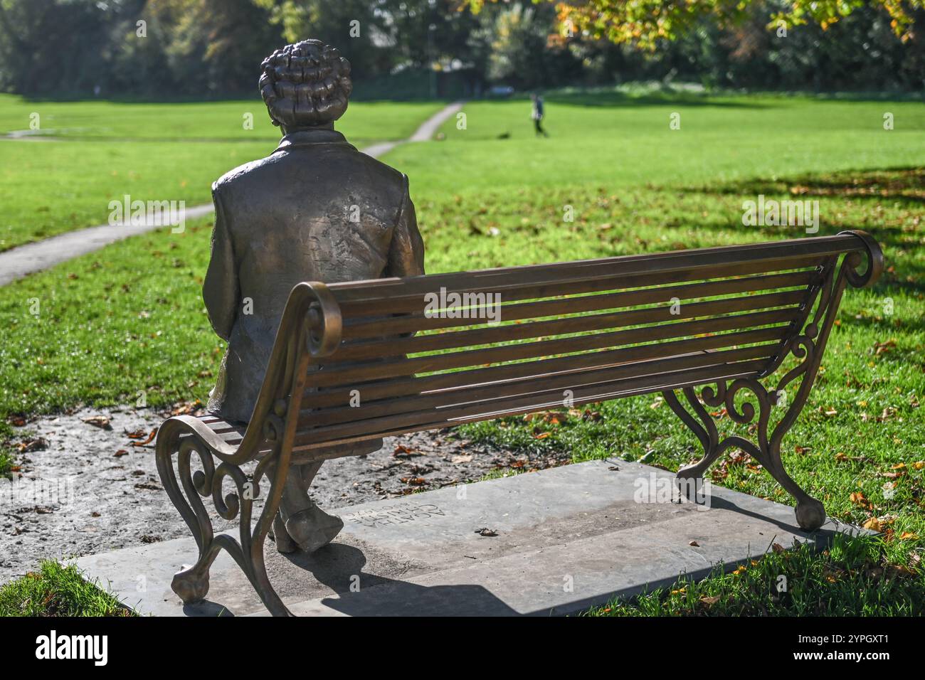 Agatha Christie Statue Bench, Wallingford Kinecroft Stock Photo - Alamy