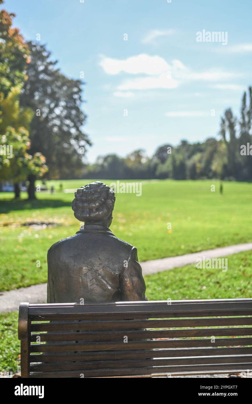 Agatha Christie Statue Bench, Wallingford Kinecroft Stock Photo - Alamy