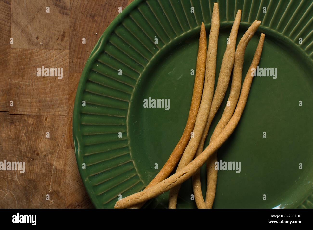 Top view of fried corn stick snack on a green plate, Overhead view of ...
