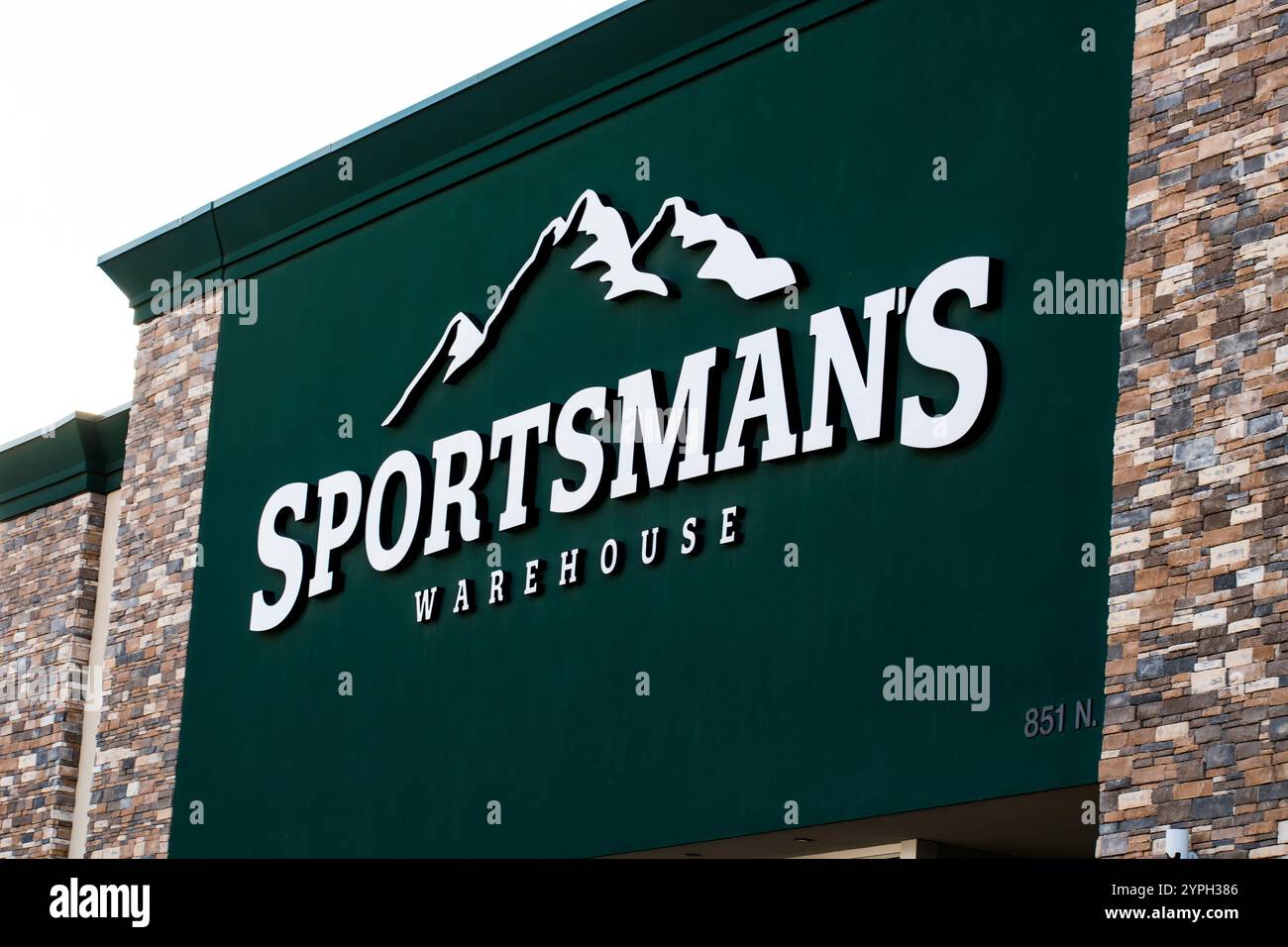 Sportsmans warehouse hi res stock photography and images Alamy