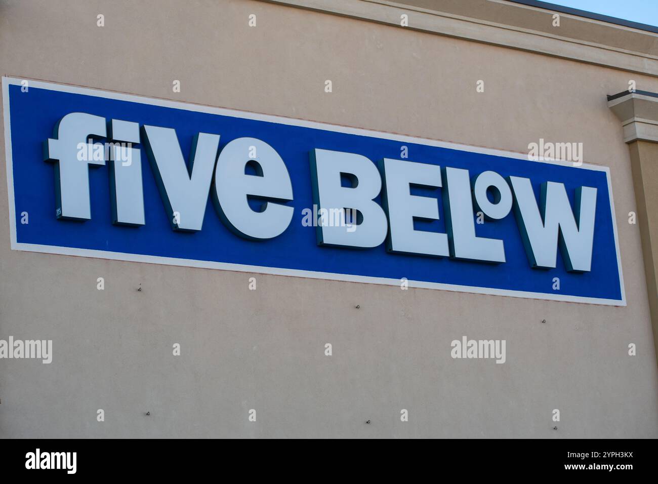 Five below store hi-res stock photography and images - Alamy