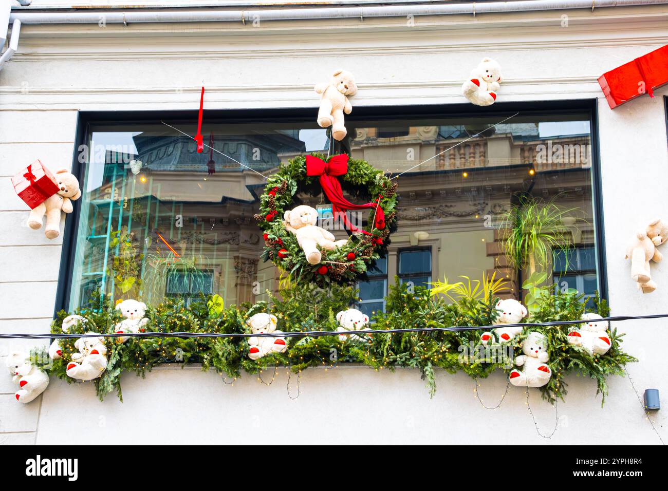 Teddy bears in window display hi-res stock photography and images - Alamy