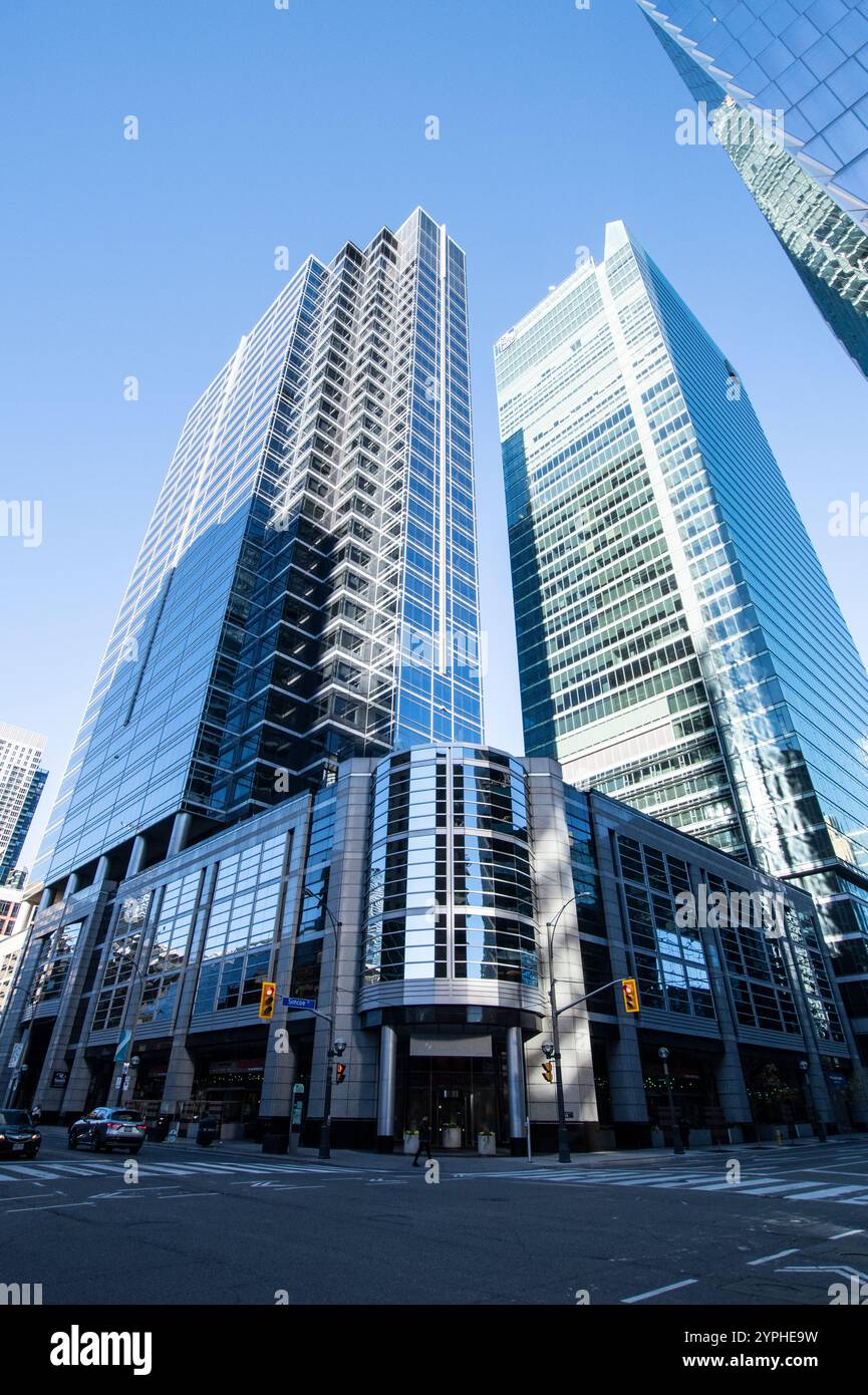 Toronto downtown shopping centre hi-res stock photography and images ...