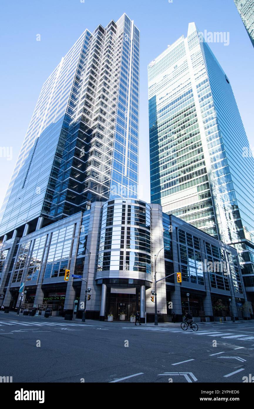 Office buildings in downtown toronto hi-res stock photography and ...
