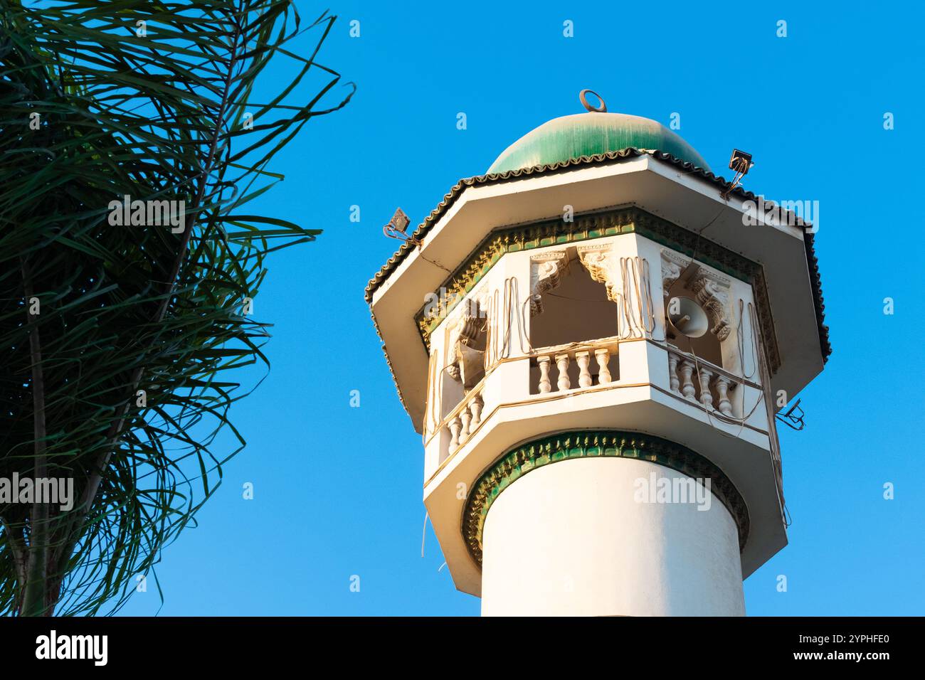 White minaret of mosque in Arabic city Stock Photo - Alamy