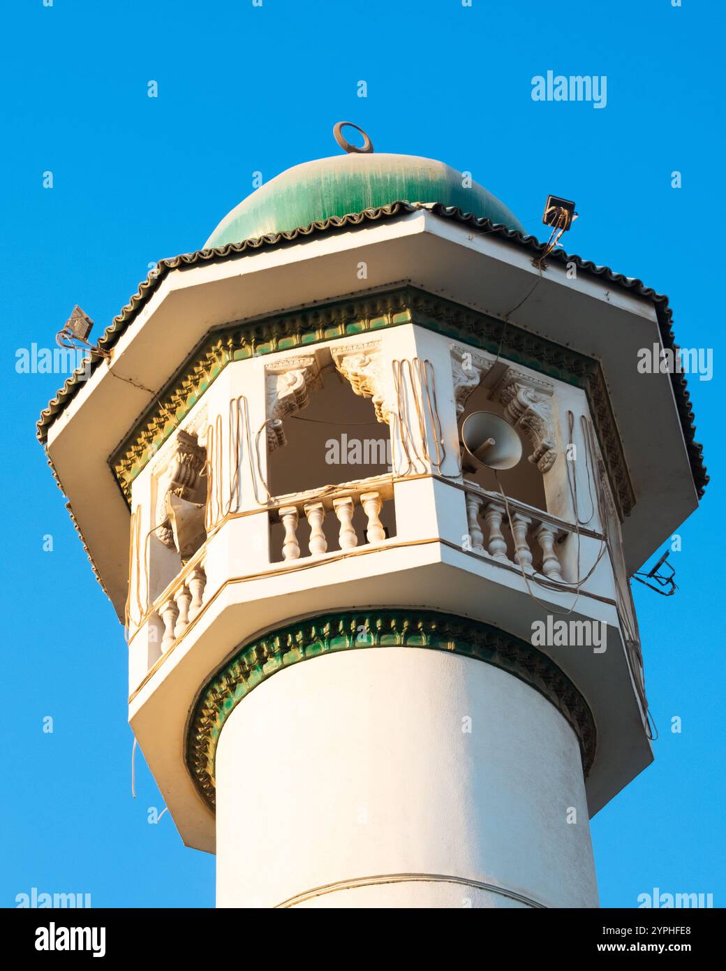 White minaret of mosque in Arabic city Stock Photo - Alamy