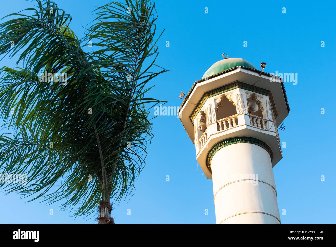 White minaret of mosque in Arabic city Stock Photo - Alamy