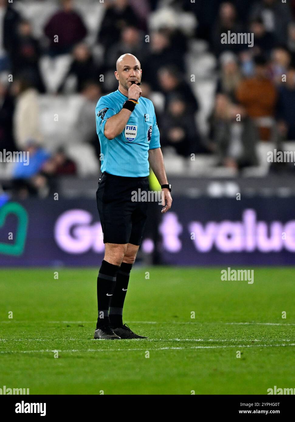 Premier league referee blows hi-res stock photography and images - Alamy