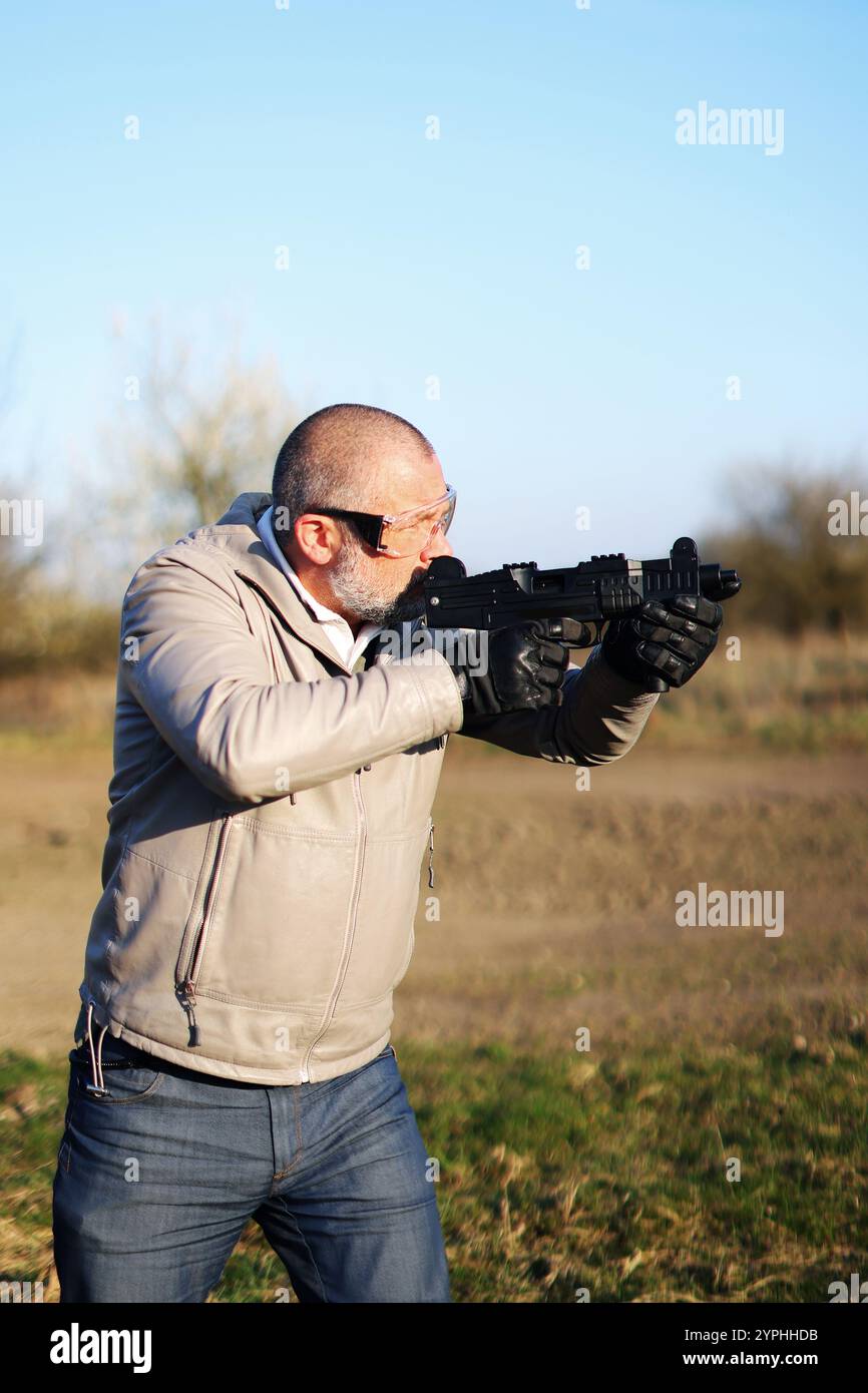 shooting instructor shows how to reload a gun Stock Photo - Alamy