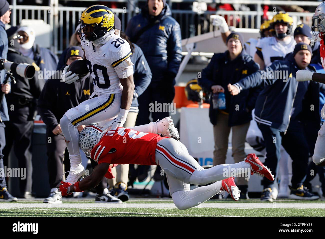 Michigan running back Kalel Mullings (20) runs past Ohio State ...