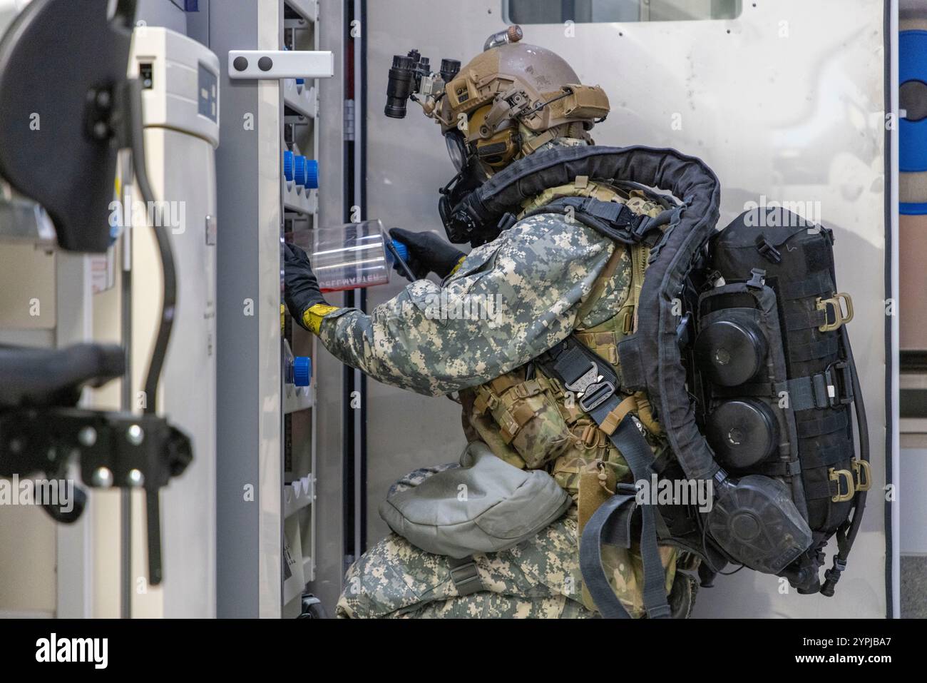 U.S. Army Soldiers from 4th Battalion, 5th Special Forces Group ...