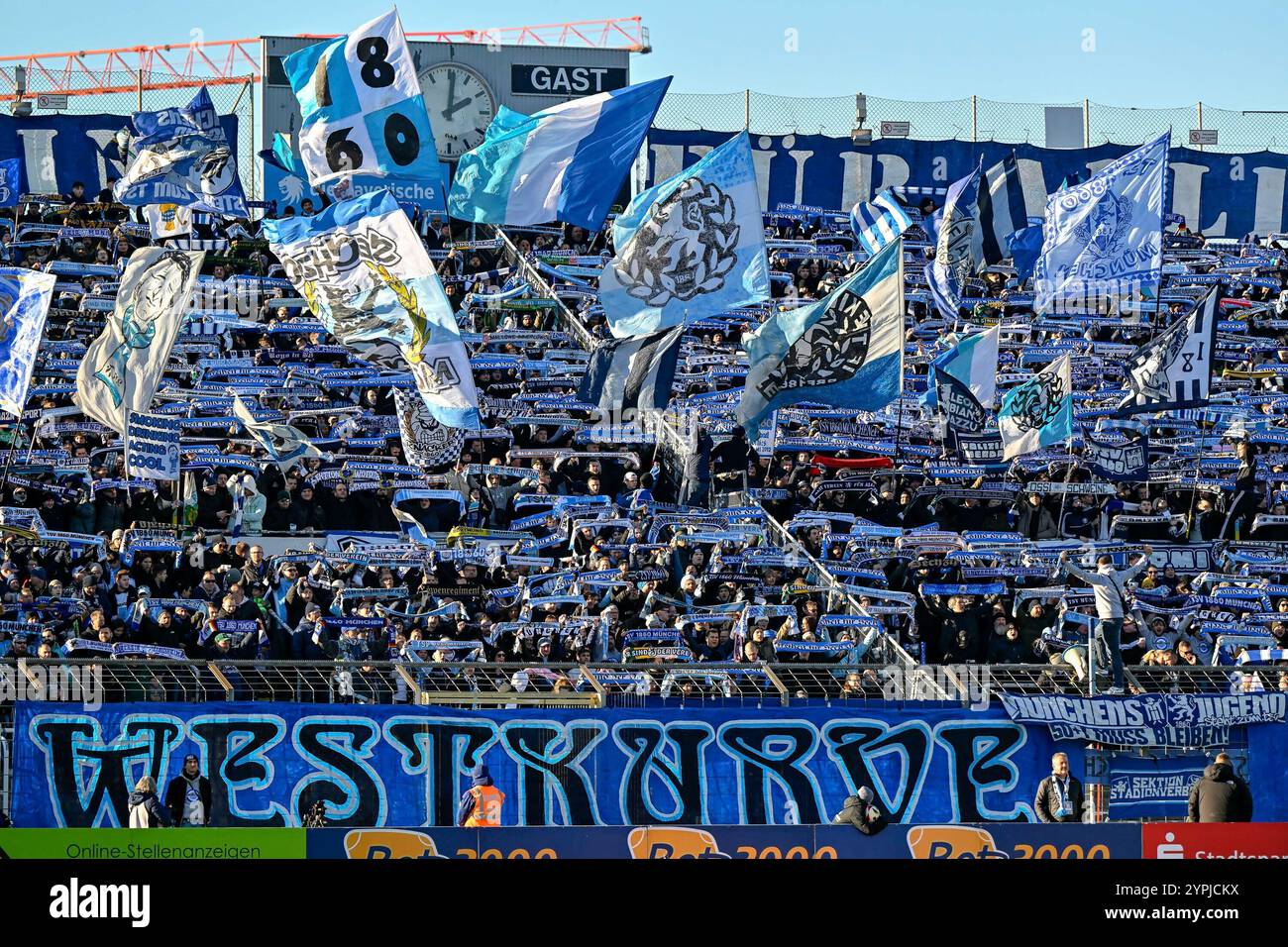 Fans des TSV 1860 München zeigen Ihren Schal, schwenken Fahnen und ...