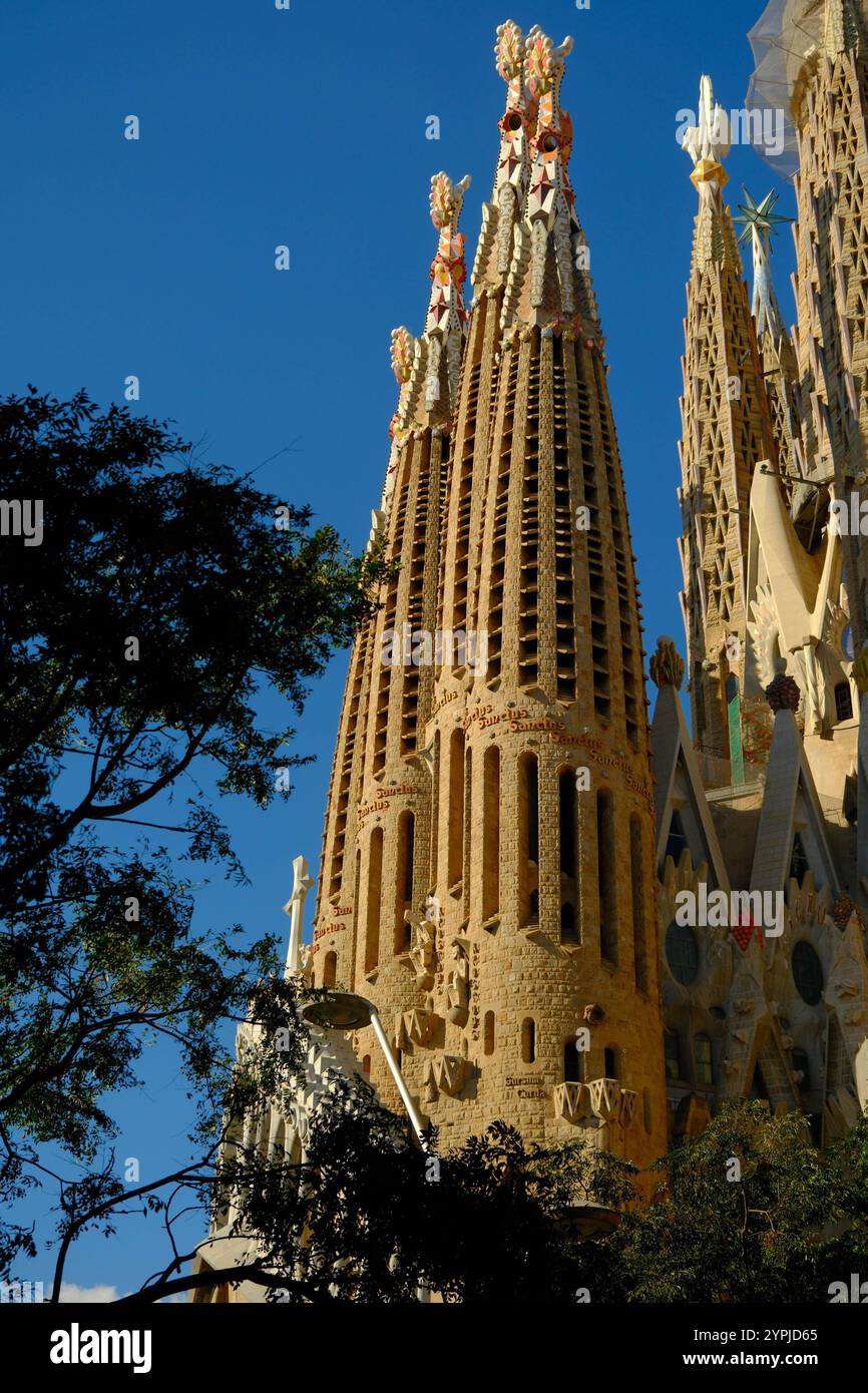 BARCELONA, SPAIN - October 3, 2024: The Sagrada Fam lia, Antoni Gaudis iconic basilica, stands ...