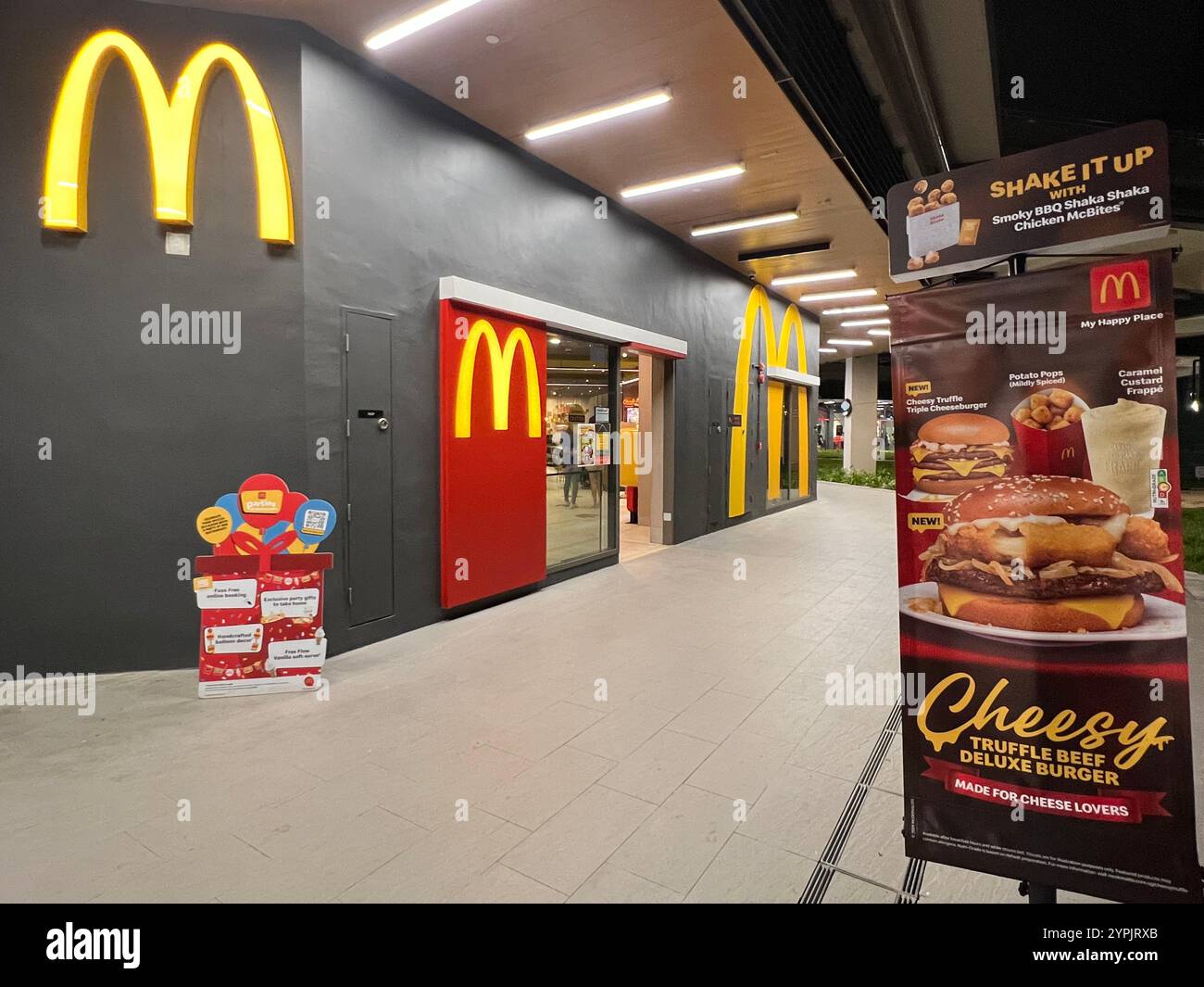 Golden arches hi-res stock photography and images - Alamy