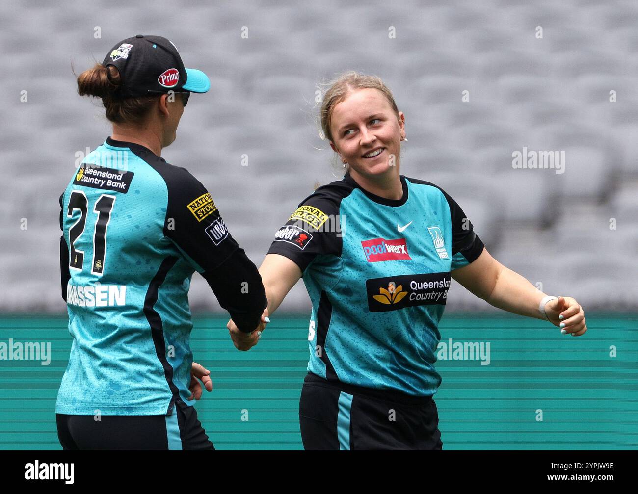 Melbourne, Australia. 01st Dec, 2024. Grace Parsons of the Heat (right ...