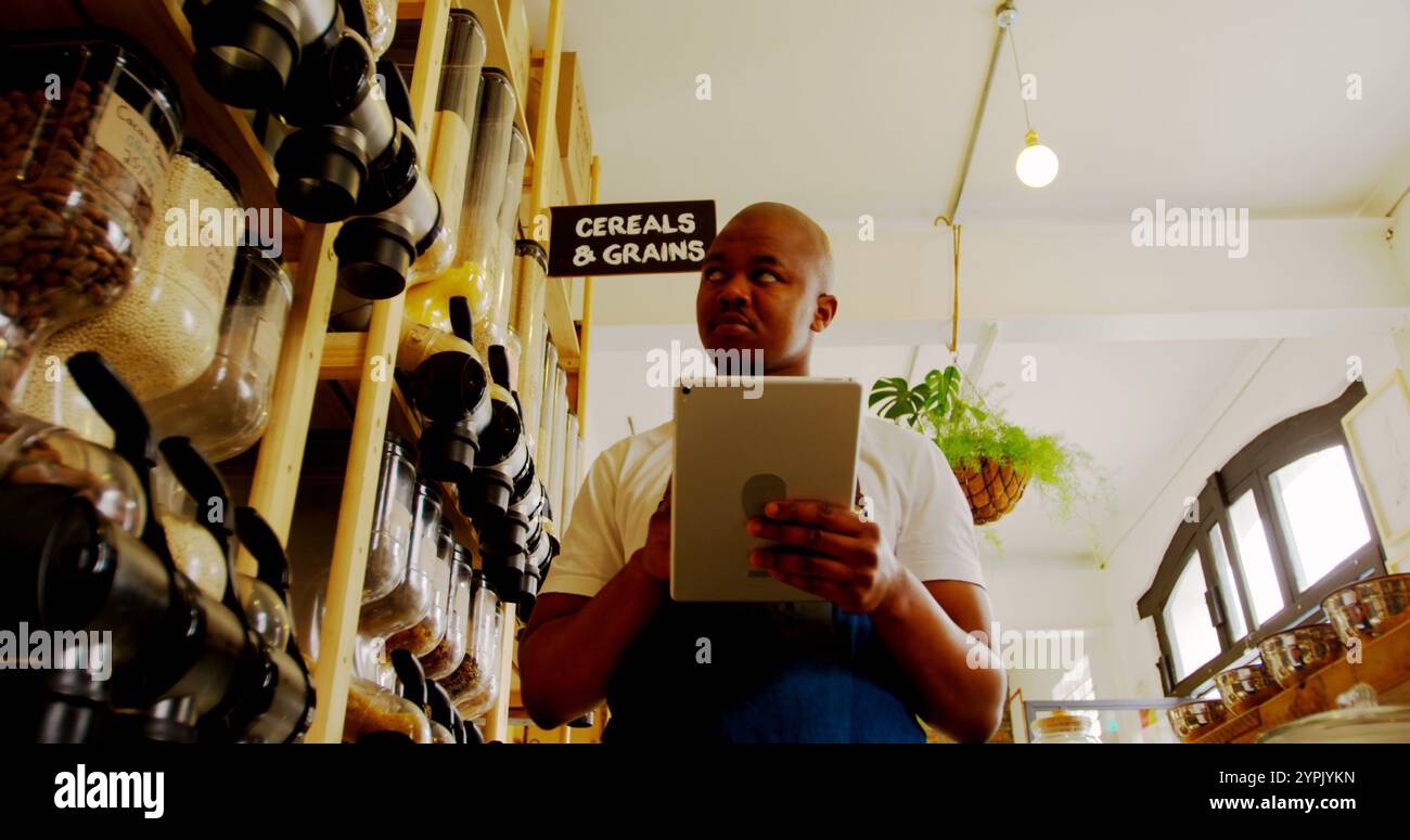 Worker supermarket tablet hi-res stock photography and images - Alamy