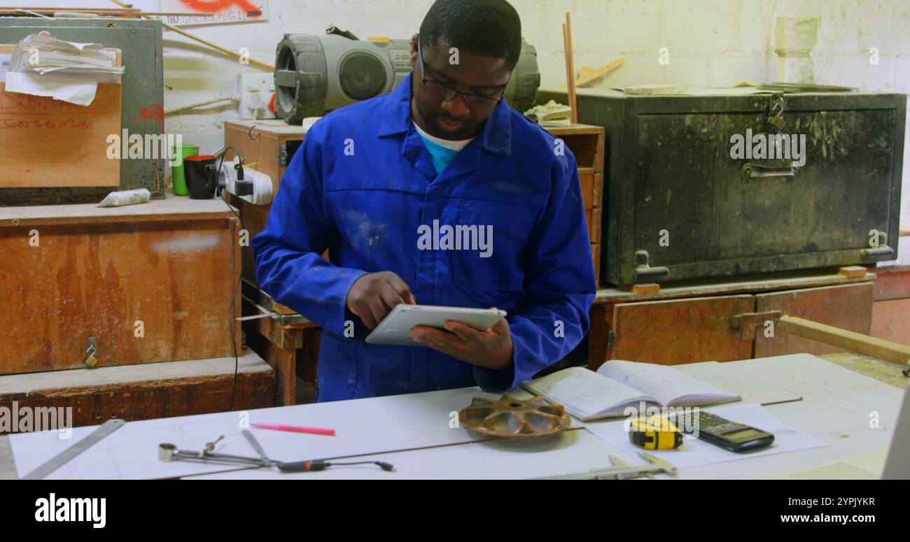 Worker tablet in hands hi-res stock photography and images - Alamy