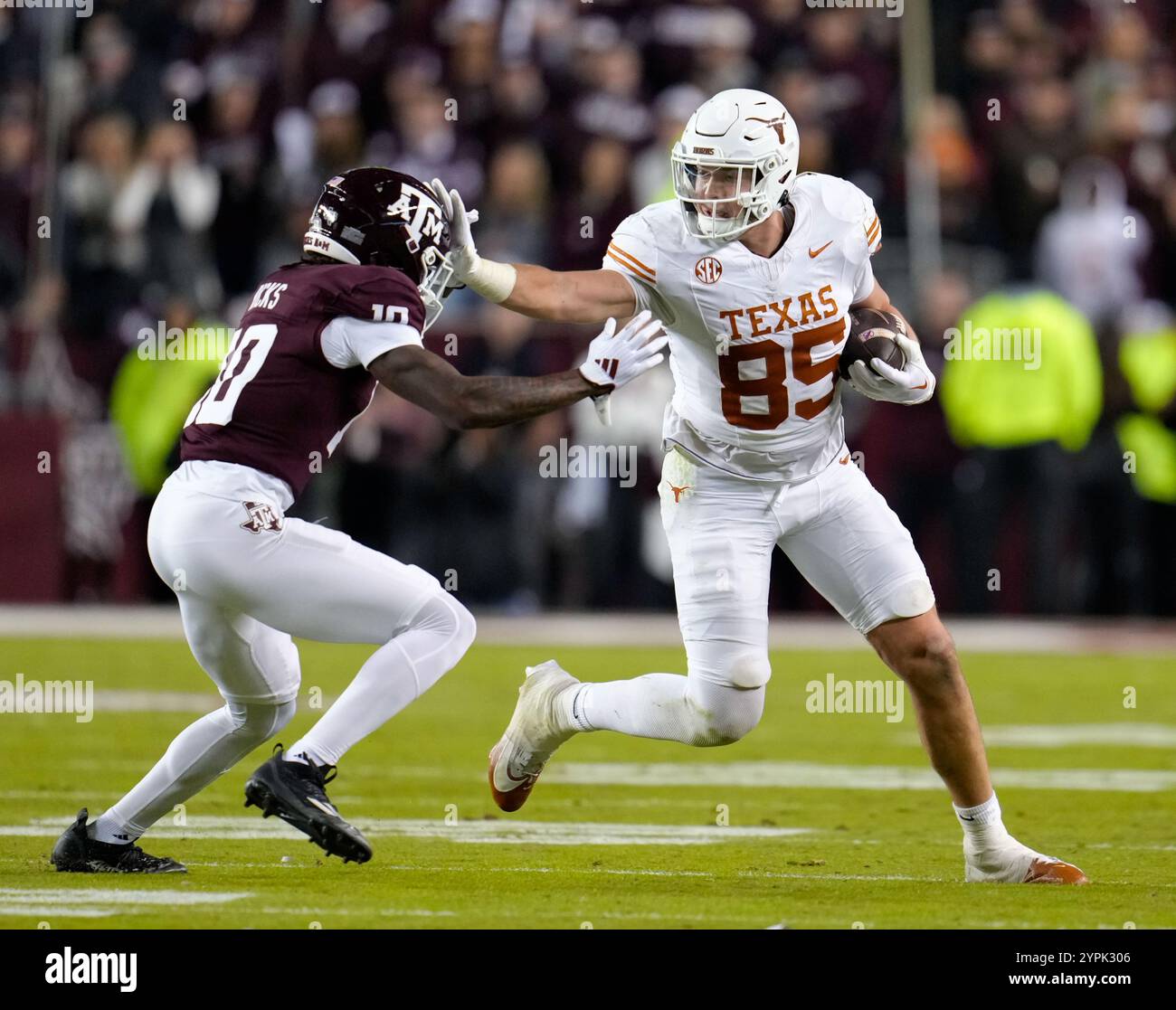 College Station, Texas, USA. 30th Nov, 2024. Texas tight end Gunnar ...