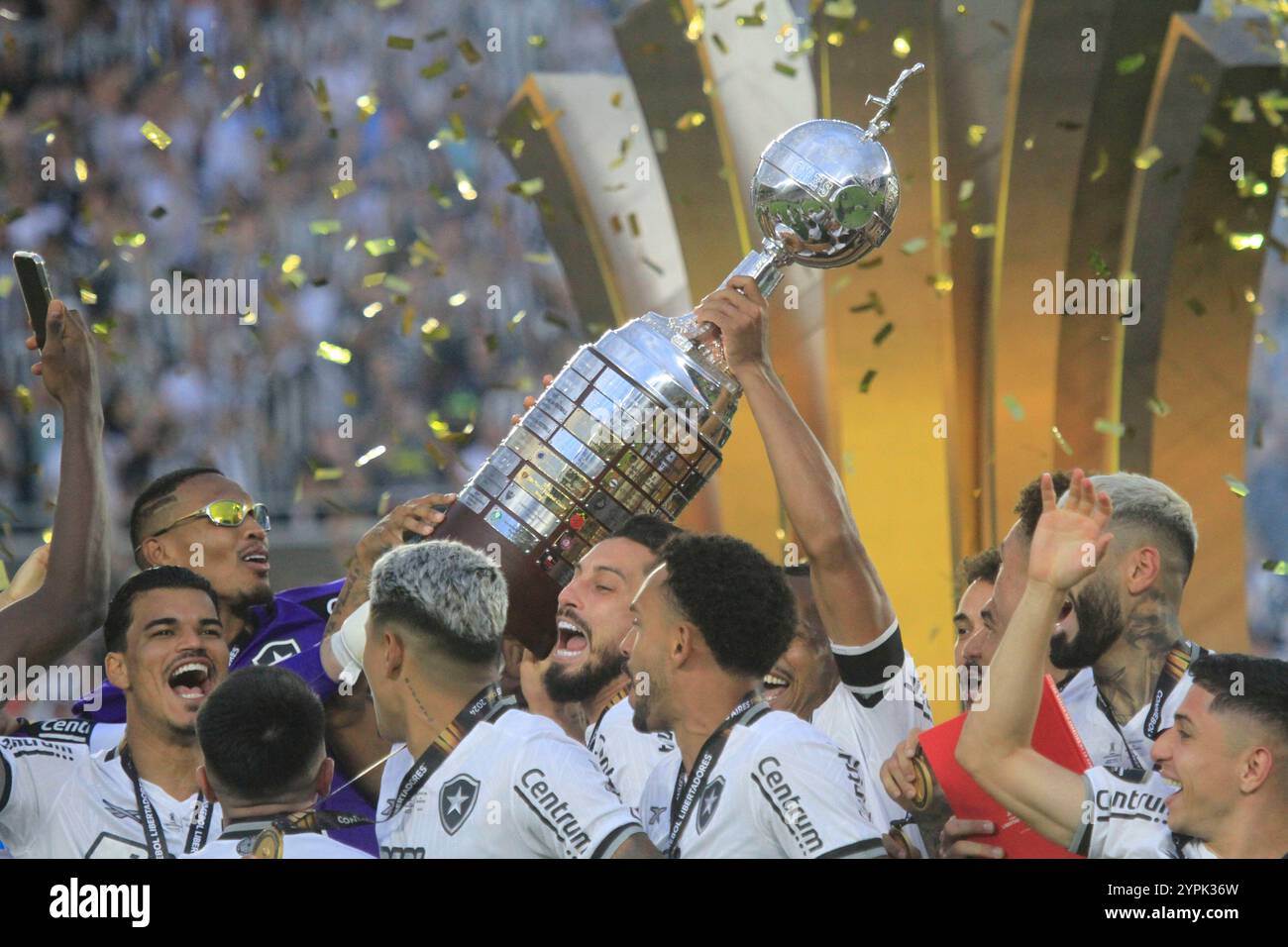 Buenos Aires, Argentina. 30th Nov, 2024. Alex Telles and players of ...