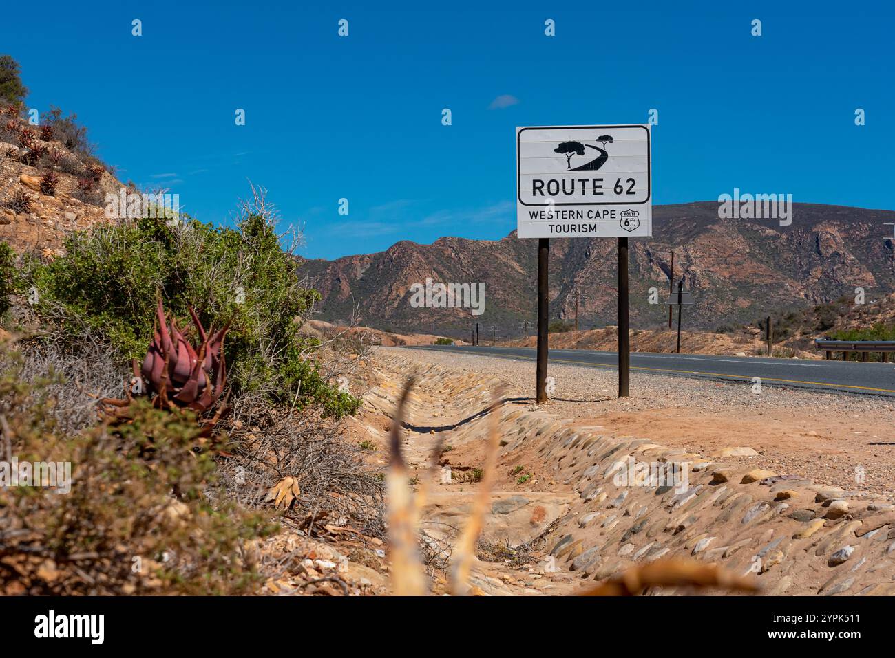 A stunning shot of Route 62, South Africa, between Oudtshoorn and ...
