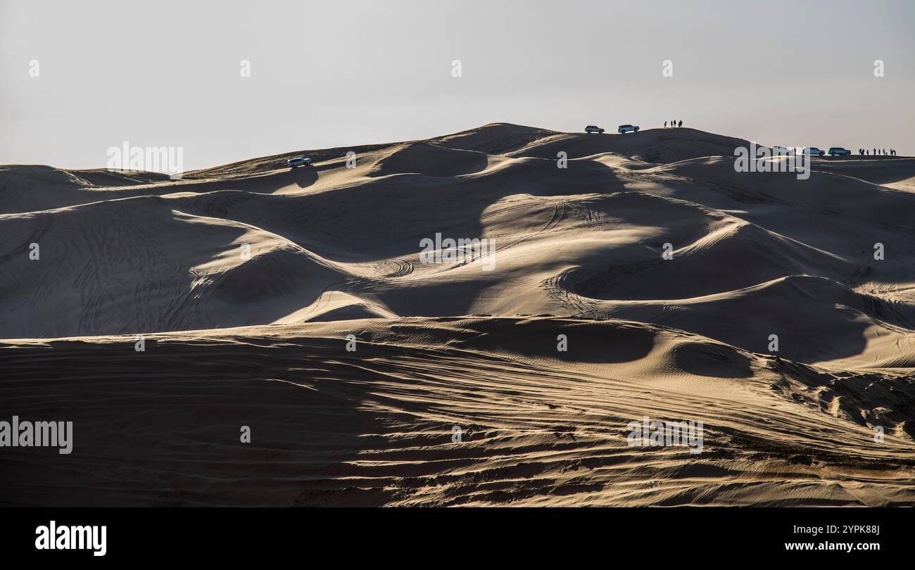 Sand dunes sunset dubai hi-res stock photography and images - Alamy