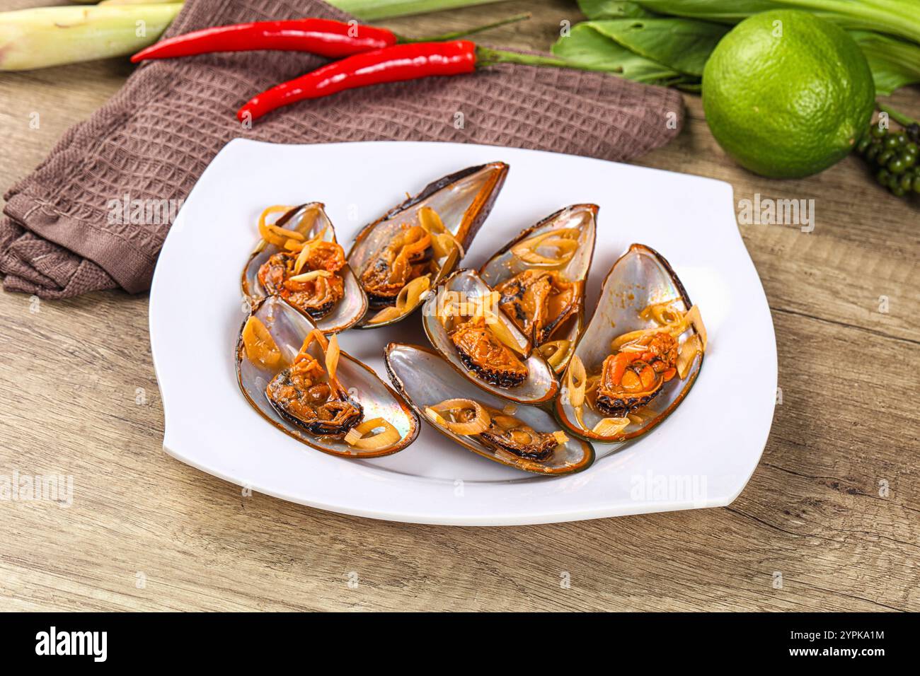 Steamed Messels with lemongrass and tomato Stock Photo - Alamy