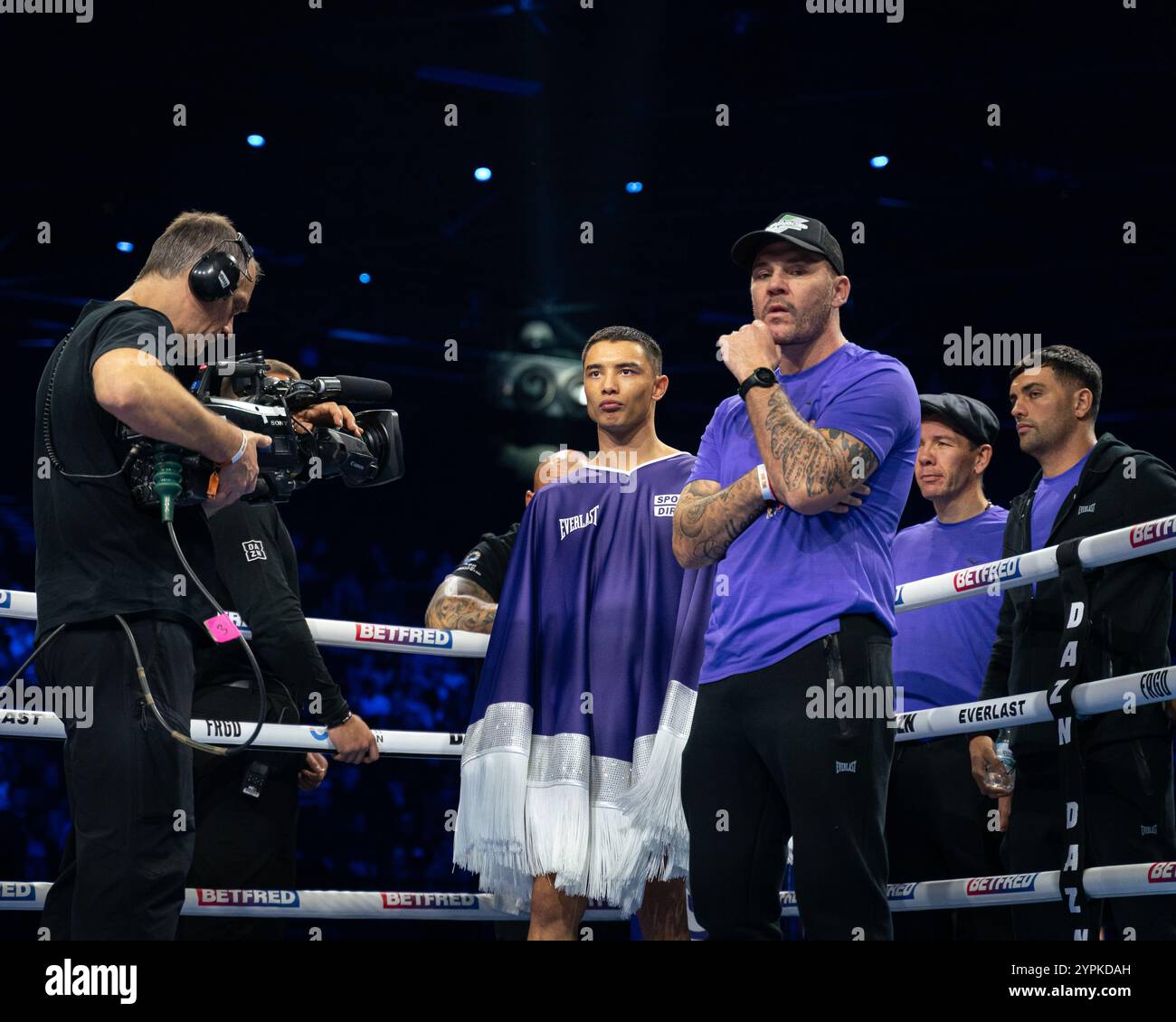 Birmingham, UK. 30th November. Gavin Gwynne v Cameron Vuong Boxing ...