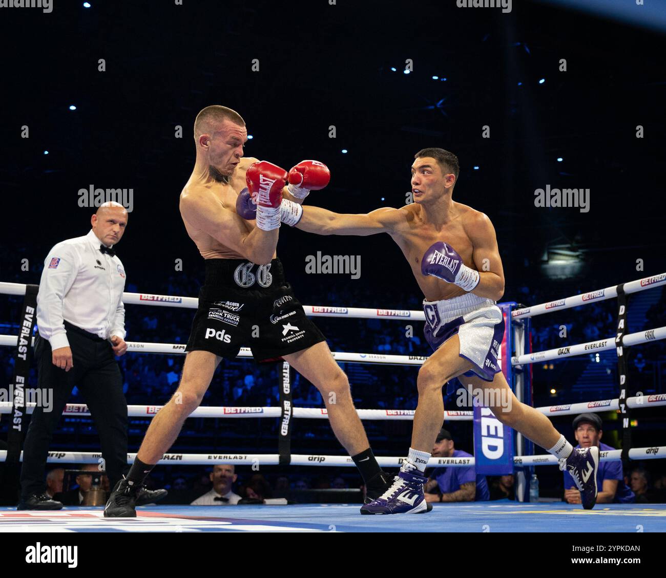 Birmingham, UK. 30th November. Gavin Gwynne v Cameron Vuong Boxing ...