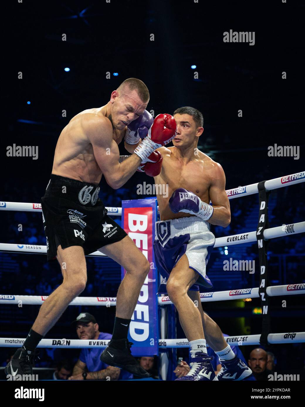 Birmingham, UK. 30th November. Gavin Gwynne v Cameron Vuong Boxing ...