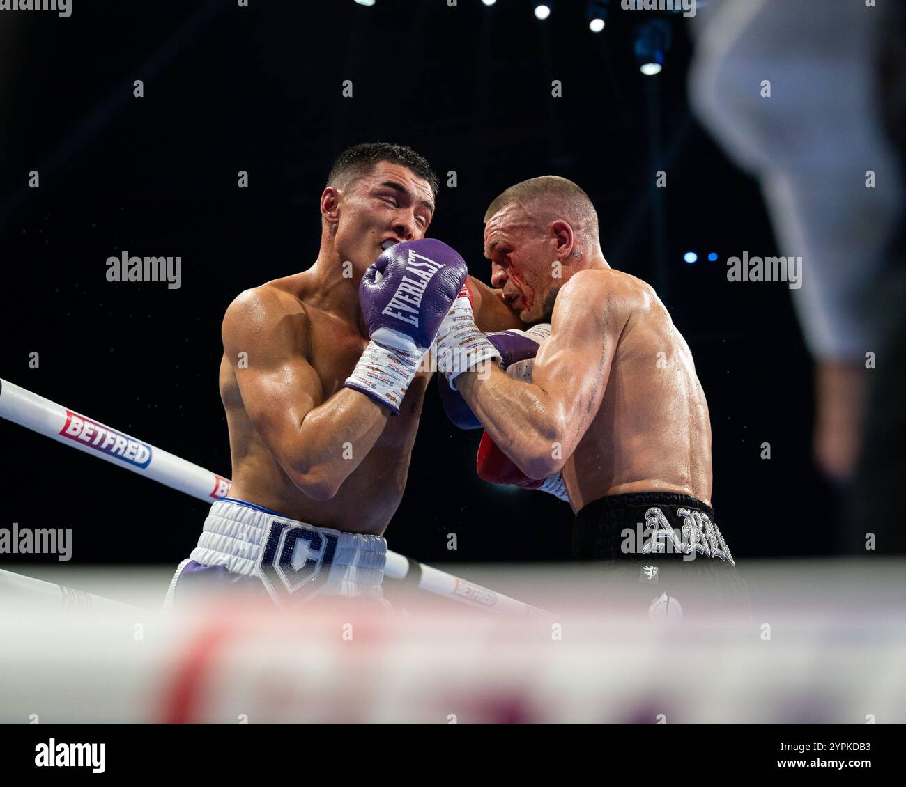 Birmingham, UK. 30th November. Gavin Gwynne v Cameron Vuong Boxing ...