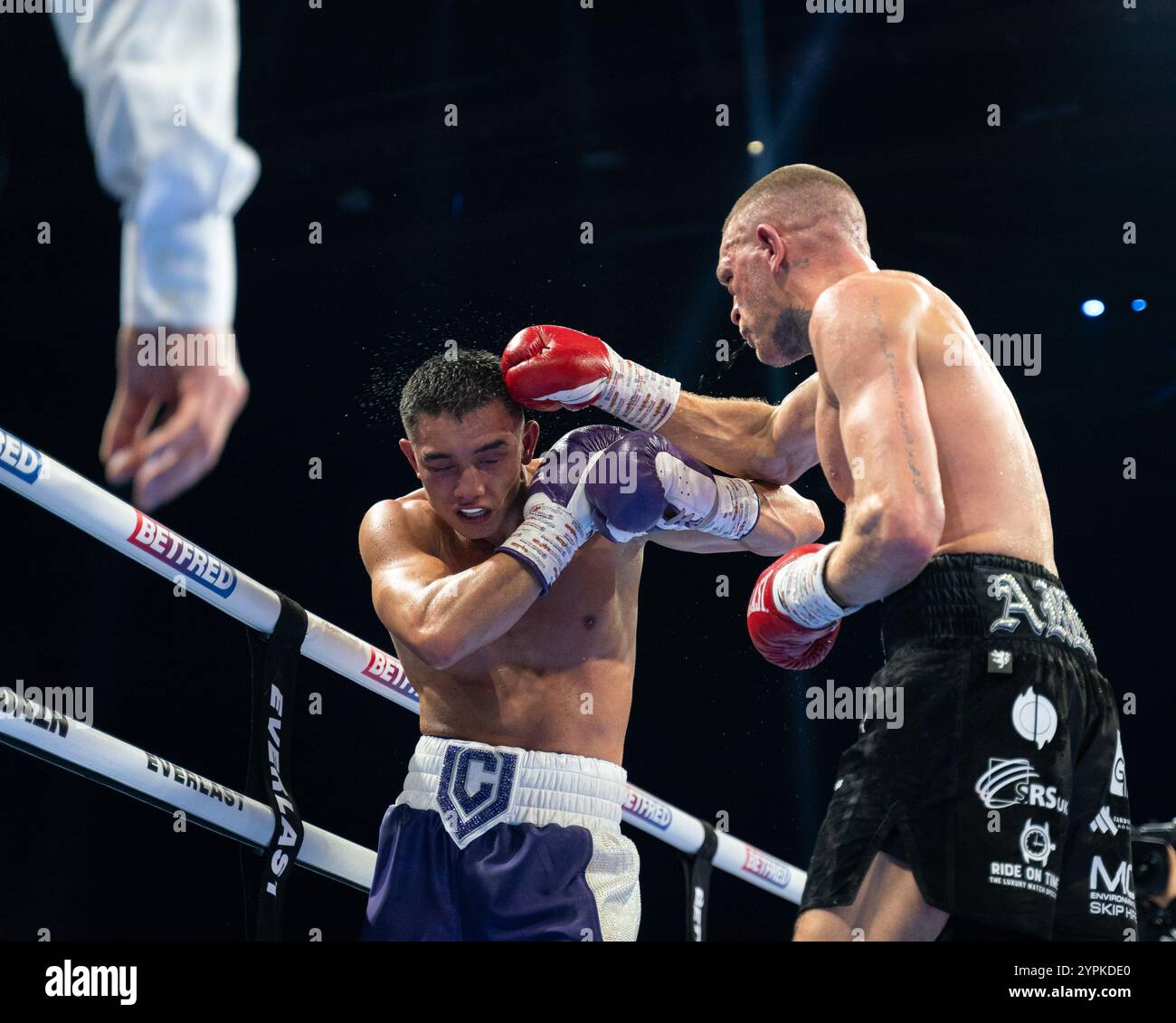 Birmingham, UK. 30th November. Gavin Gwynne v Cameron Vuong Boxing ...