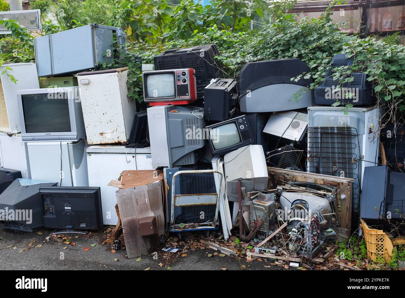 A pile of old electronic equipment Stock Photo - Alamy
