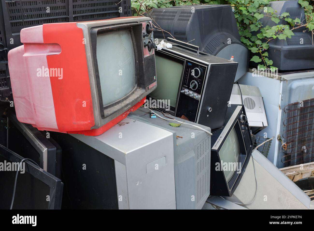 A pile of old electronic equipment Stock Photo - Alamy