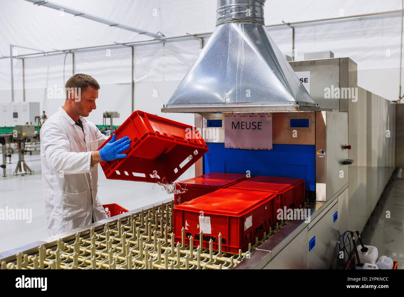 PRODUCTION - 26 November 2024, France, Straßburg: Quentin Bagy loads ...