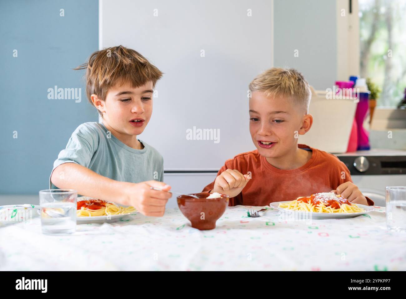 Kids eating pasta hi-res stock photography and images - Alamy