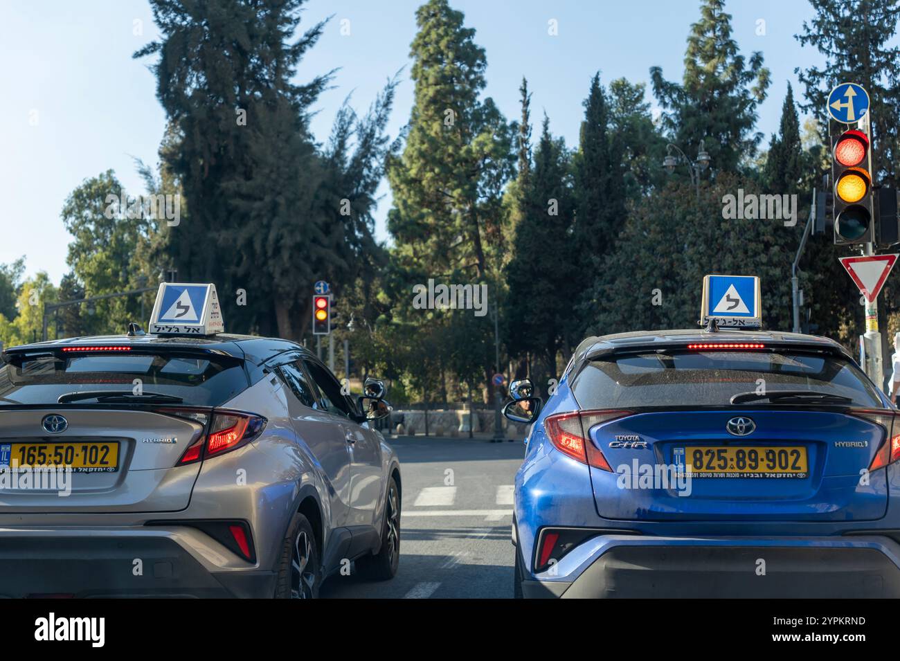 Learner signs on cars with people in driving lesson progress in ...