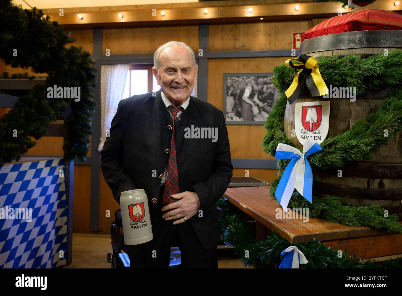 Schankkellner Helmut Huber - Wiesnbeginn 2024 - Anstich des ersten Fass ...