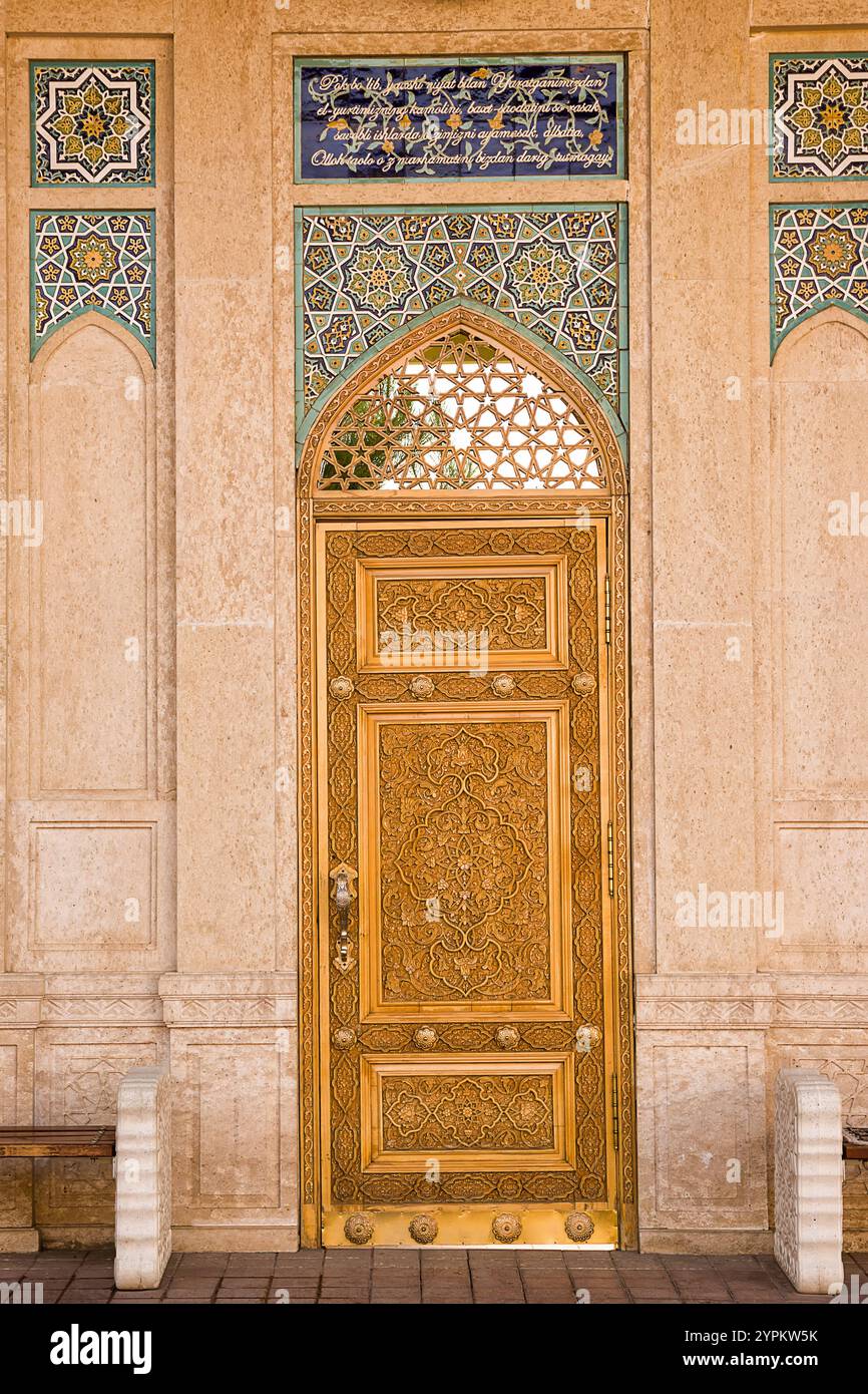 Islamic ornamental wooden door hi-res stock photography and images - Alamy