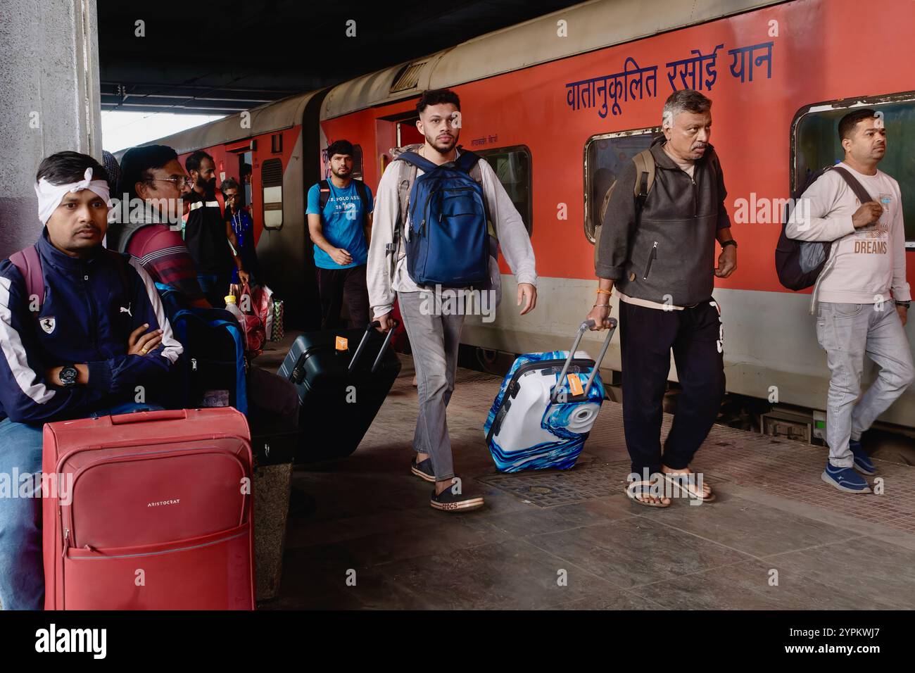 Railway passengers on a railway platform, just having arrived at Dadar ...