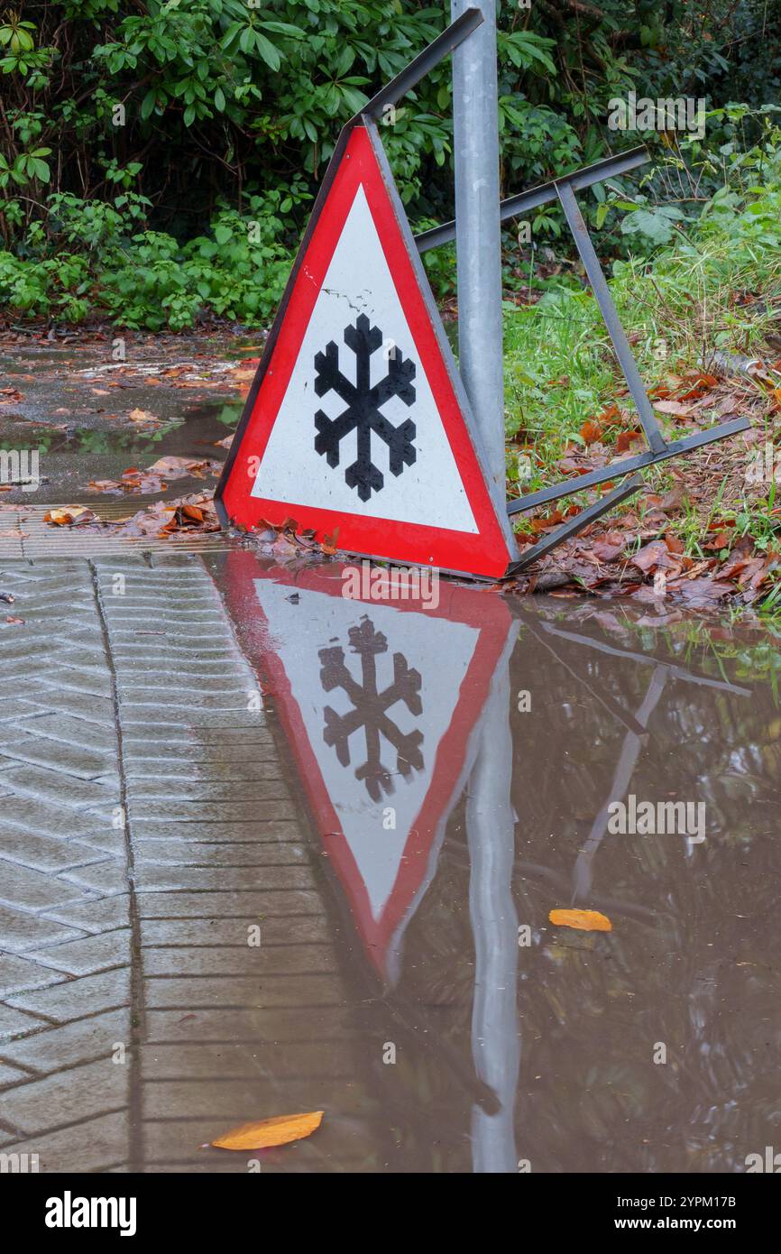 Ice warning sign on Southampton Common Stock Photo - Alamy